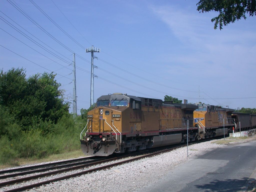 UP 6568 15Aug2004 SB with coal along Third St crossing Lamar overpass